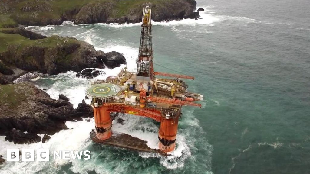 Diesel oil leak from grounded rig - BBC News
