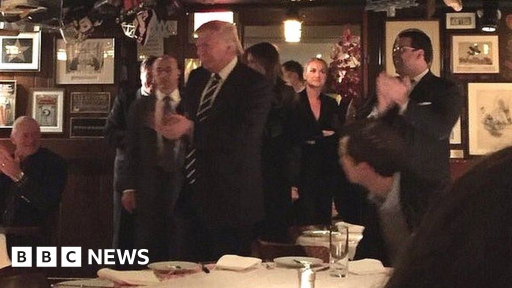 Trump stuns diners and reporters with impromptu night out - BBC News