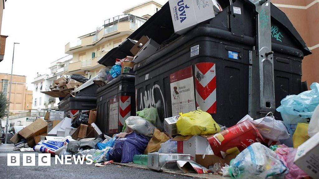 Rome's rubbish: The people trying to solve the problem - BBC News