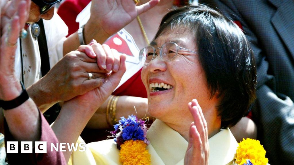 Everest's first woman climber Junko Tabei dies at 77 - BBC News