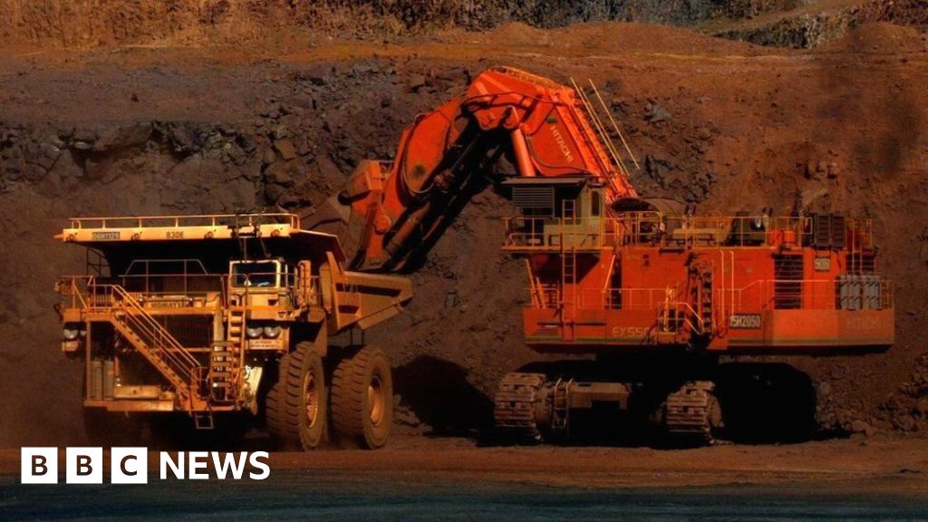 Eighty tonnes in a single scoop: Mega-mining iron ore - BBC News