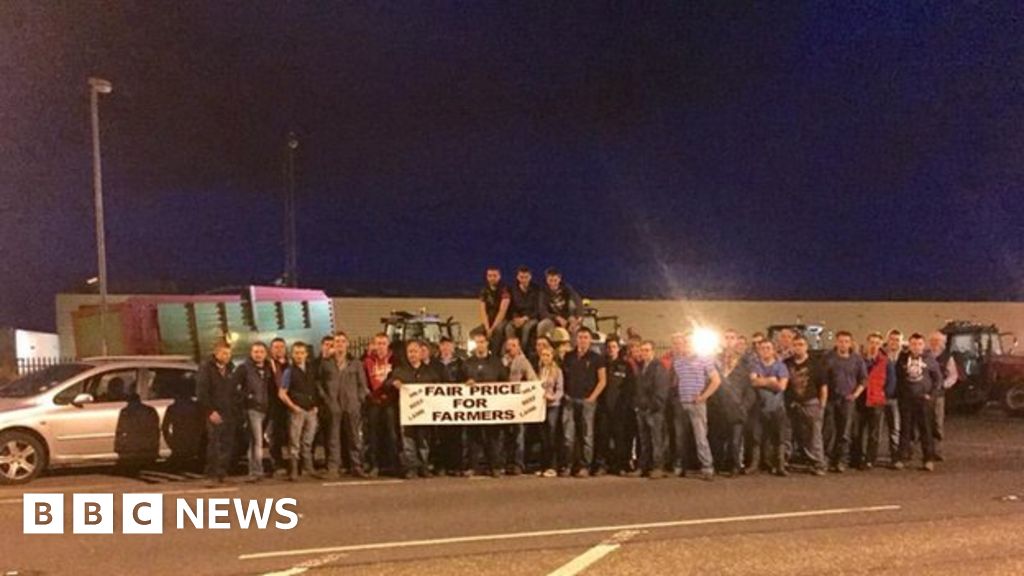 Farmers block Lidl depot in protest over prices - BBC News