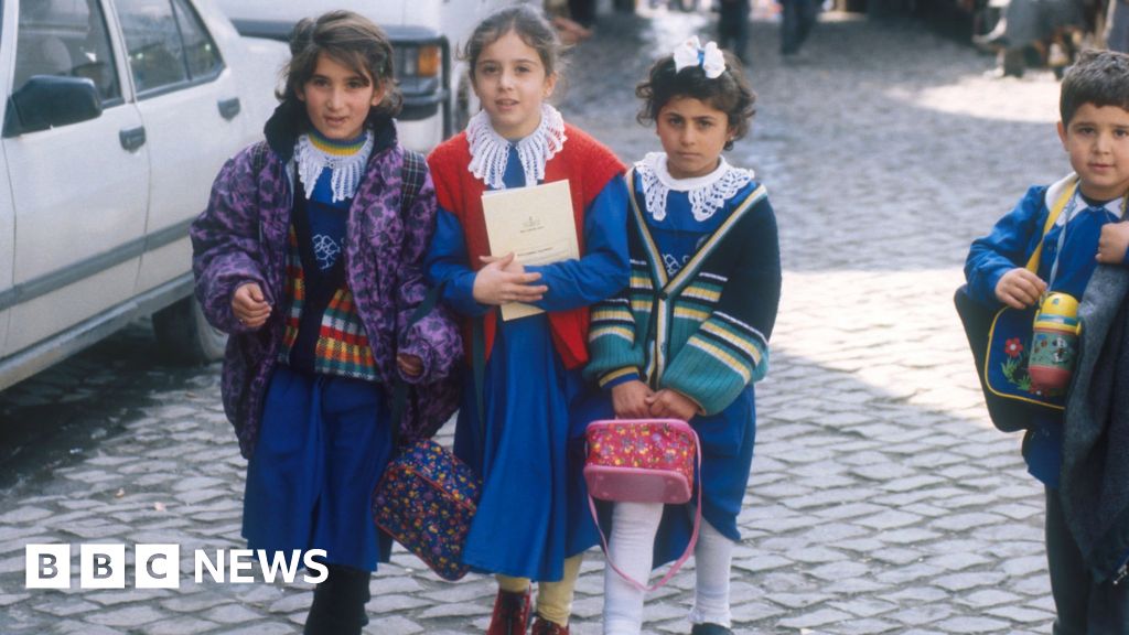 Turkey-PKK conflict: Thousands of teachers suspended - BBC News