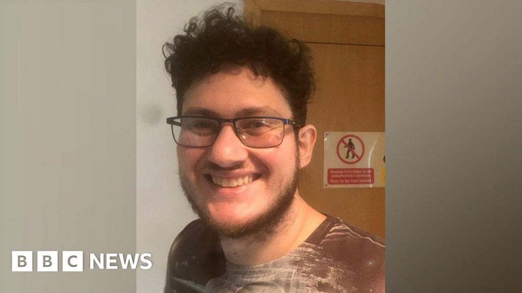 Tributes to 'gentle giant' from Gilberdyke who died after crash - BBC News