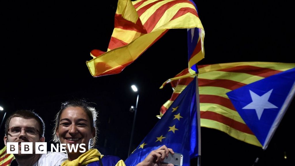 Catalonia vote: Separatists claim pro-independence mandate - BBC News