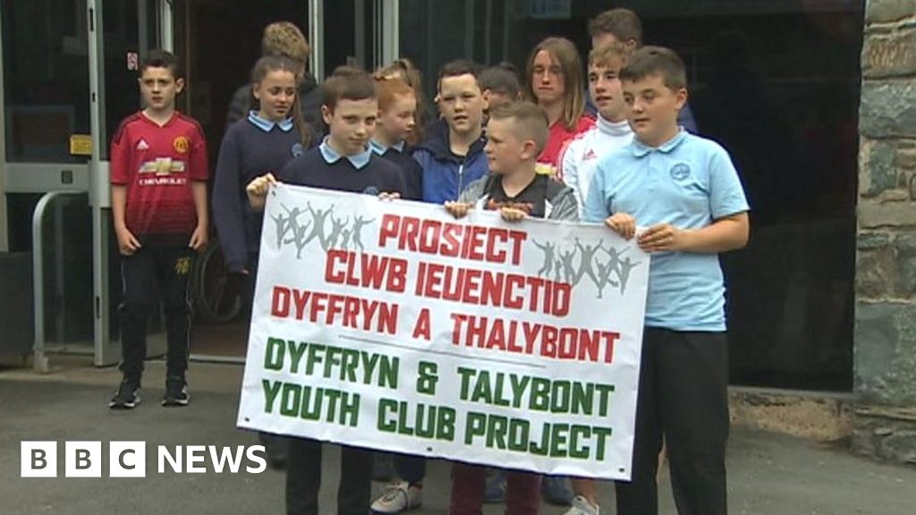 Welsh Government pledges to improve 'declining' youth groups - BBC News