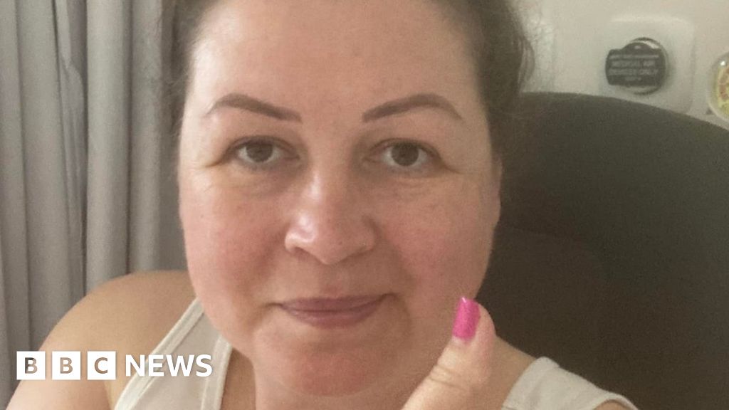 Actress appears on Stafford stage seven months after stroke - BBC News