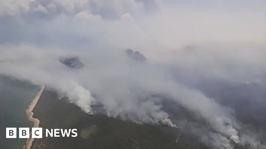 Queensland bushfires: Thousands told to flee 'catastrophic' threat ...