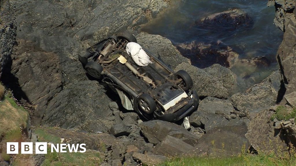 Mwnt car cliff fall: One person pulled from water - BBC News