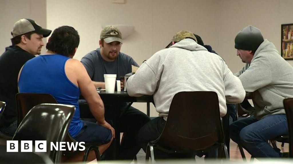 Inside a US oil 'man camp' - BBC News