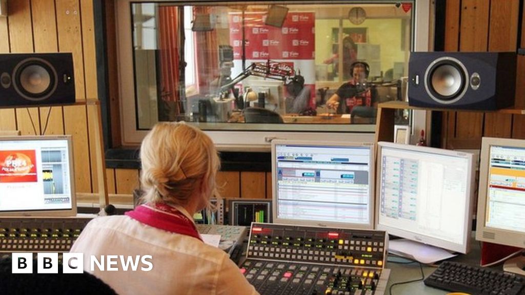 Poles hijack radio vote in media freedom protest - BBC News