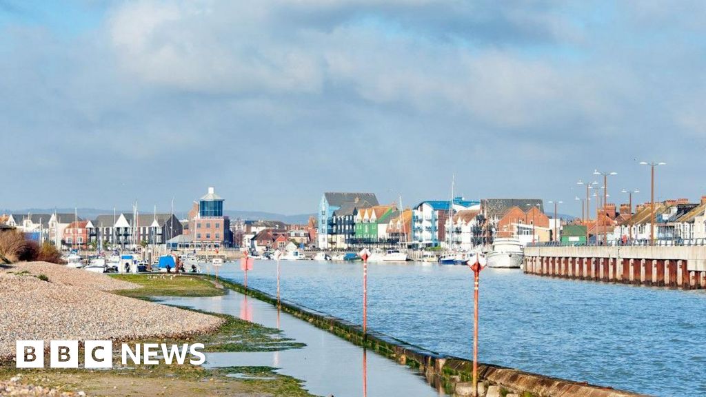 Littlehampton: Immigration and high street are voter priorities - BBC News