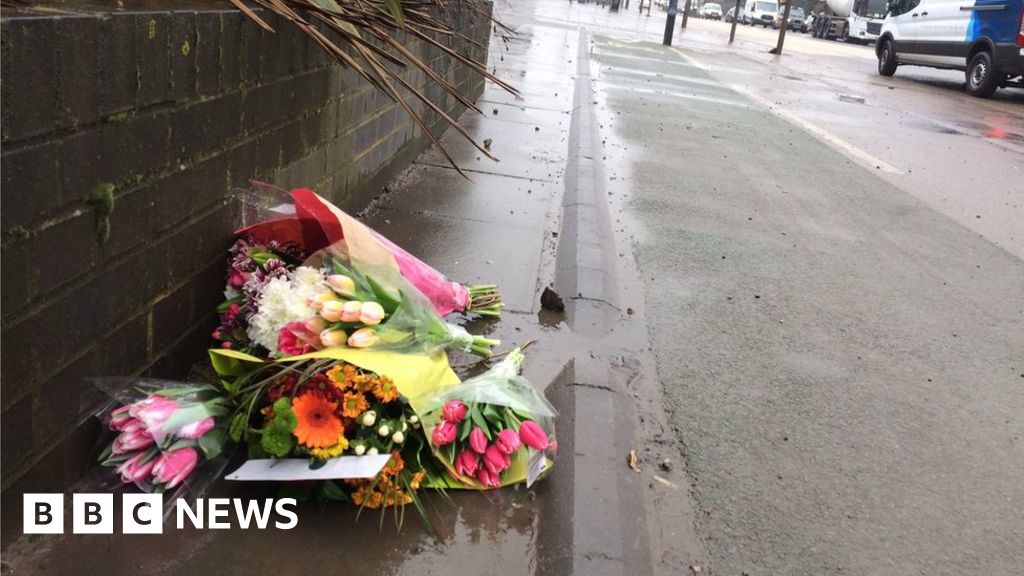 Third cyclist killed in four days on London's roads - BBC News