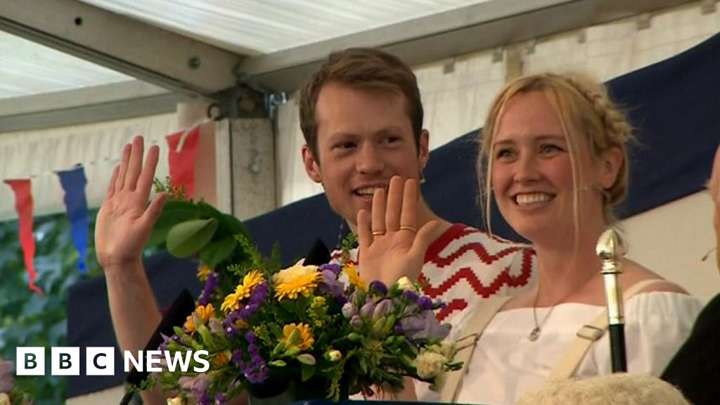 Dunmow Flitch Trials: 'Undying love' couples get their bacon - BBC News