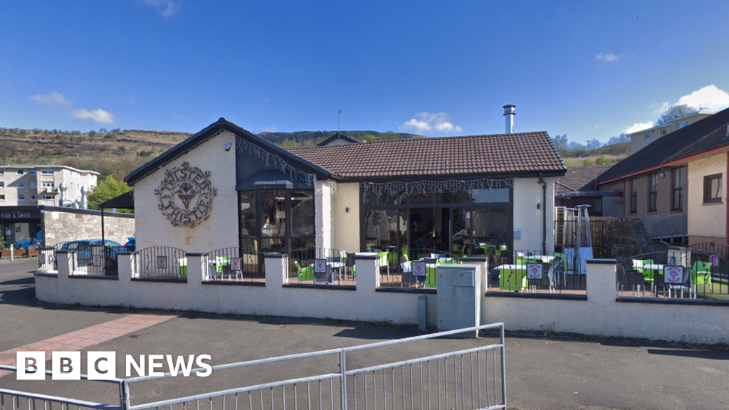 Armed men fire gun during attempted pub raid in Old Kilpatrick - BBC News