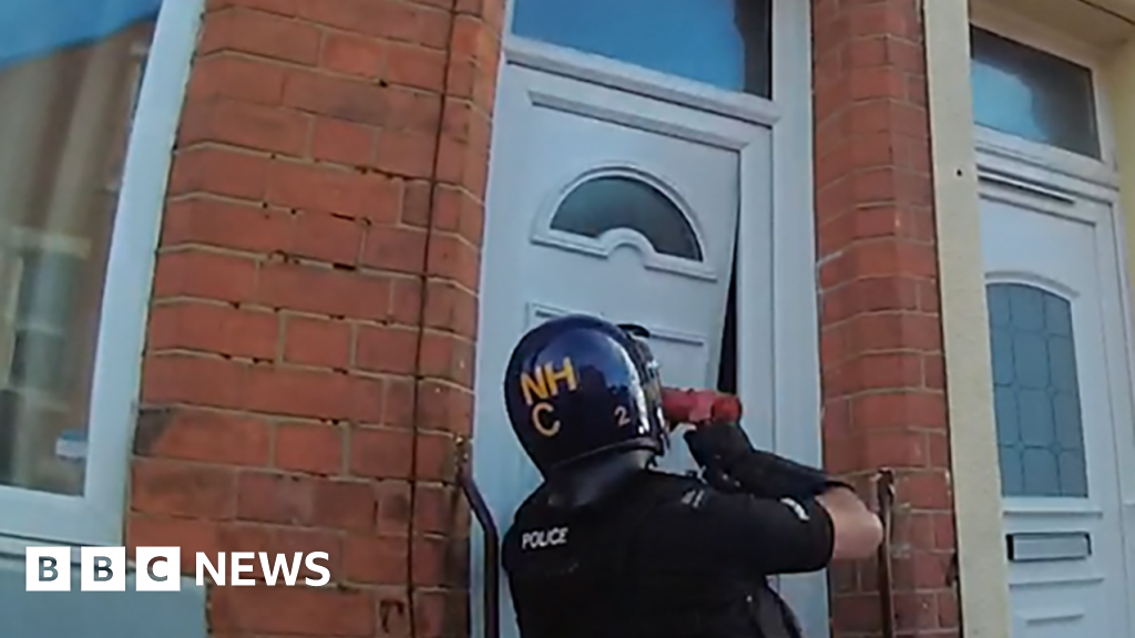 Sneinton: Drugs raid leads police to burglary suspects - BBC News