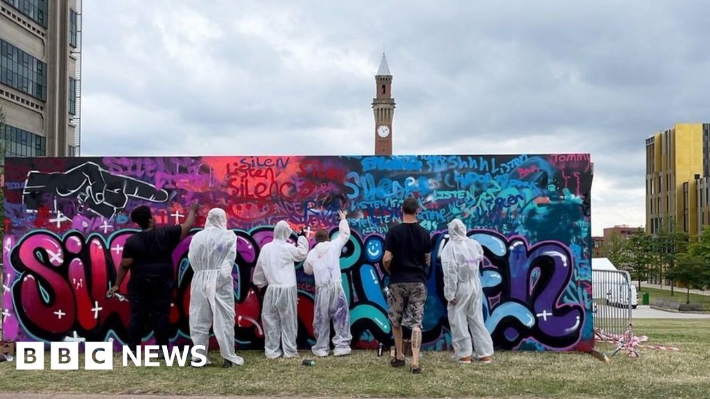 Birmingham graffiti wall gives voice to young people - BBC News