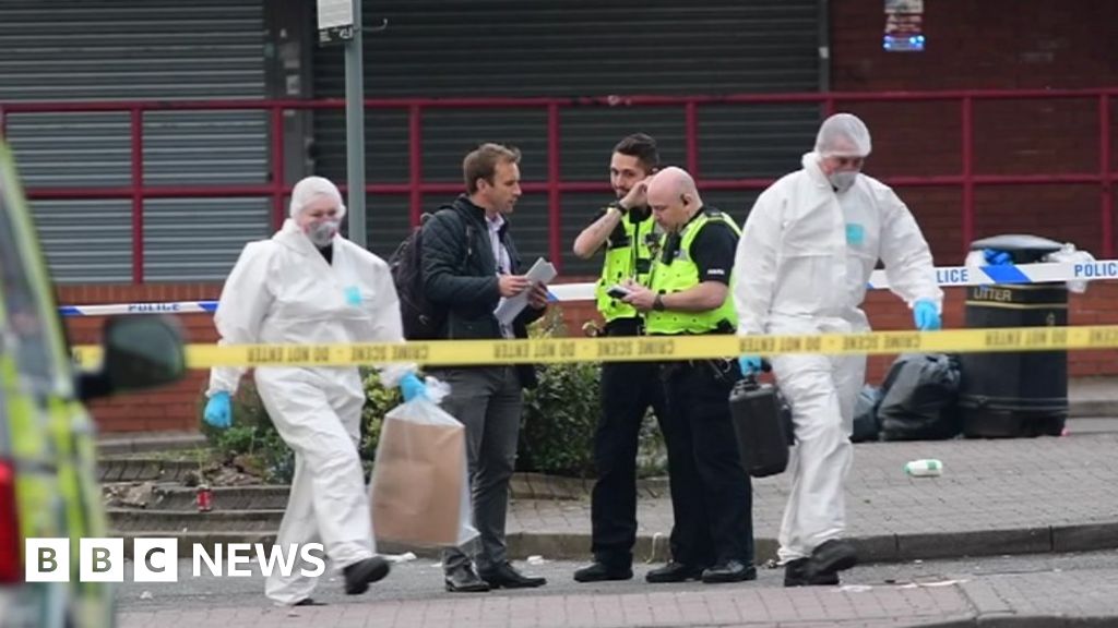 Smethwick stabbing: Man killed at shopping centre - BBC News