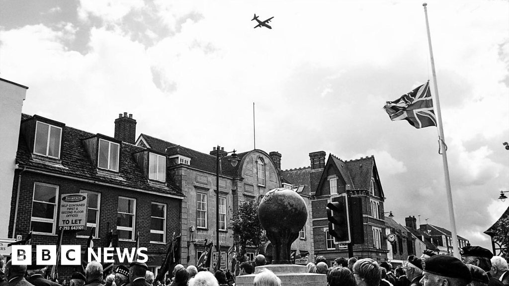 Poignant images of how town paid respect to the fallen - BBC News
