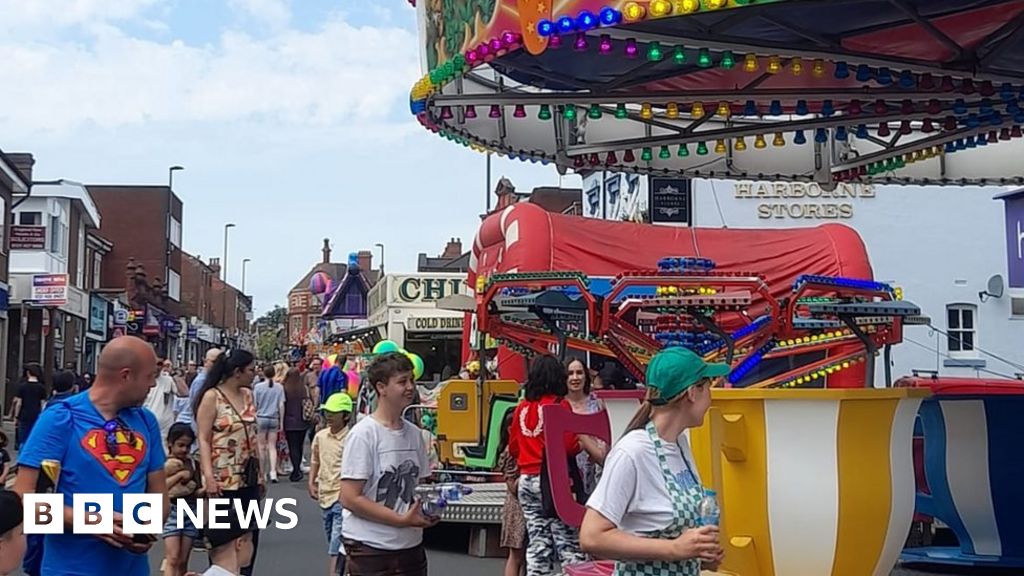 'Fantastic turn out' for Harborne Carnival - BBC News