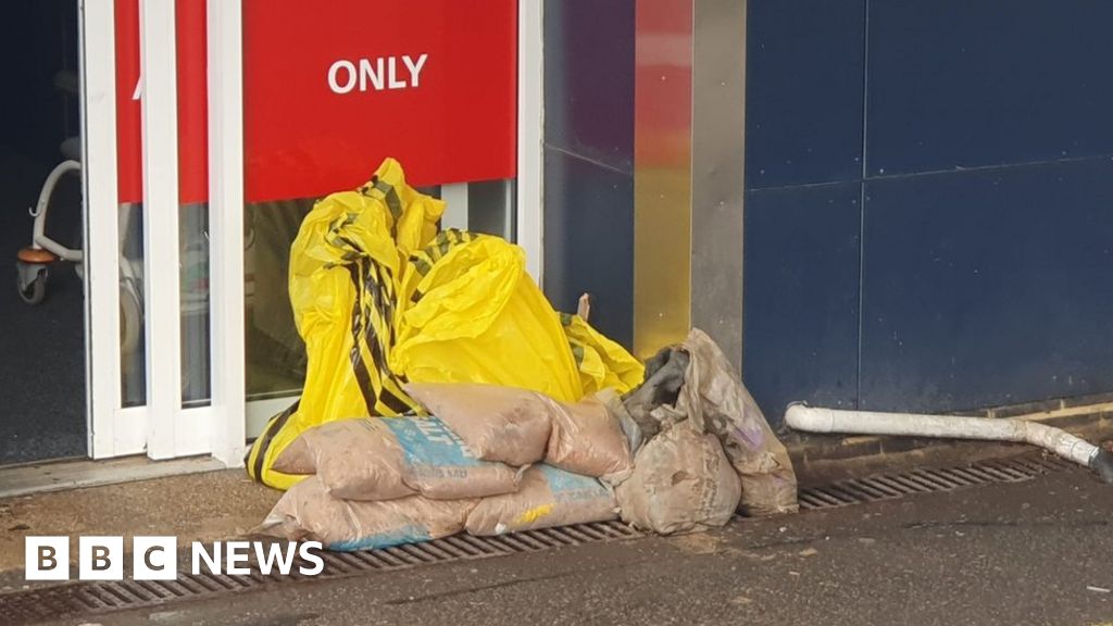 Luton and Dunstable Hospital asks people to avoid A&E due to flooding ...