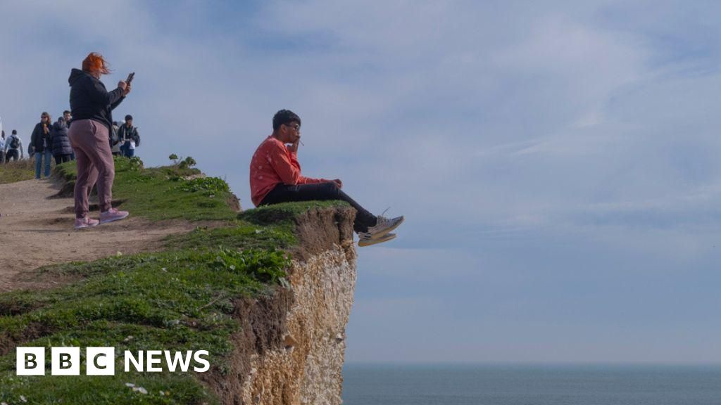 Safety warnings as Sussex cliff edge photographs appear - BBC News