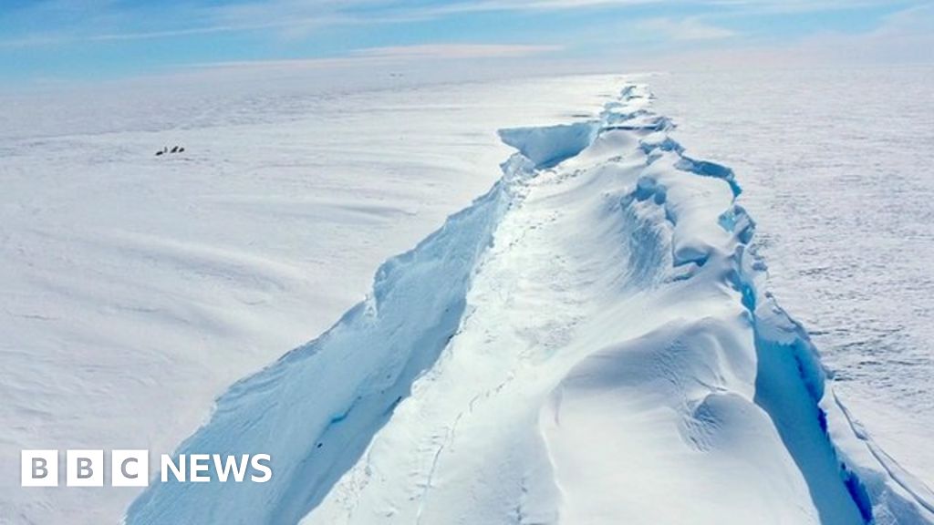 Ice chasm threatens British Antarctic Survey's Halley station - BBC News