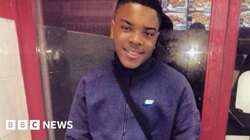 'Small army' stabbed Che Labastide-Wellington to death - BBC News