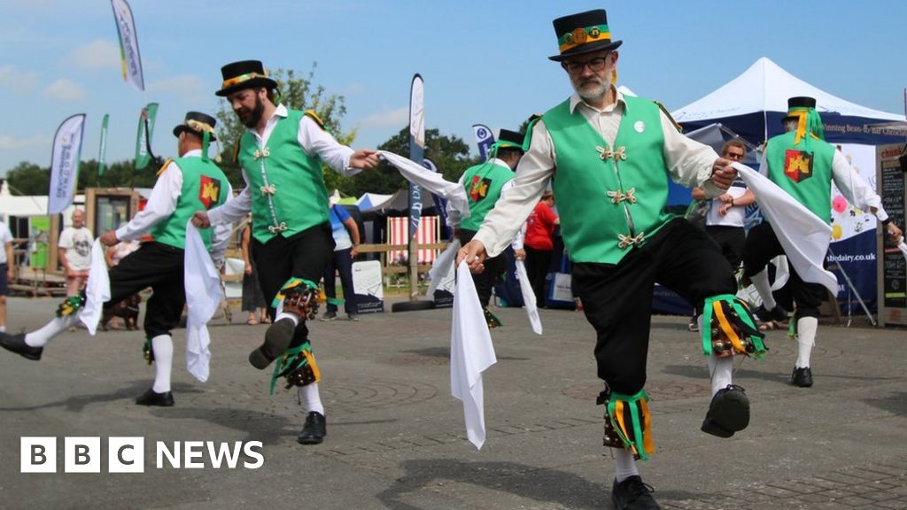 Exeter Morris dancers invite women to join group - BBC News