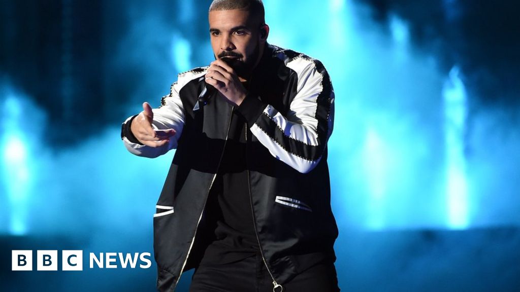 Drake surprises wedding guests in Windsor, Ontario - BBC News