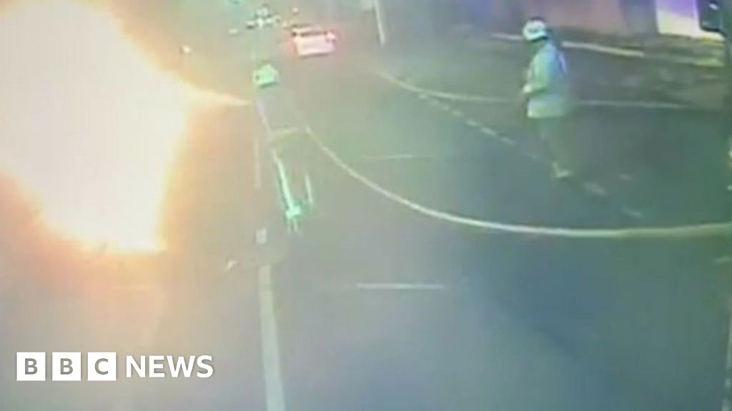 Hull fire crews attacked for second time in two days - BBC News