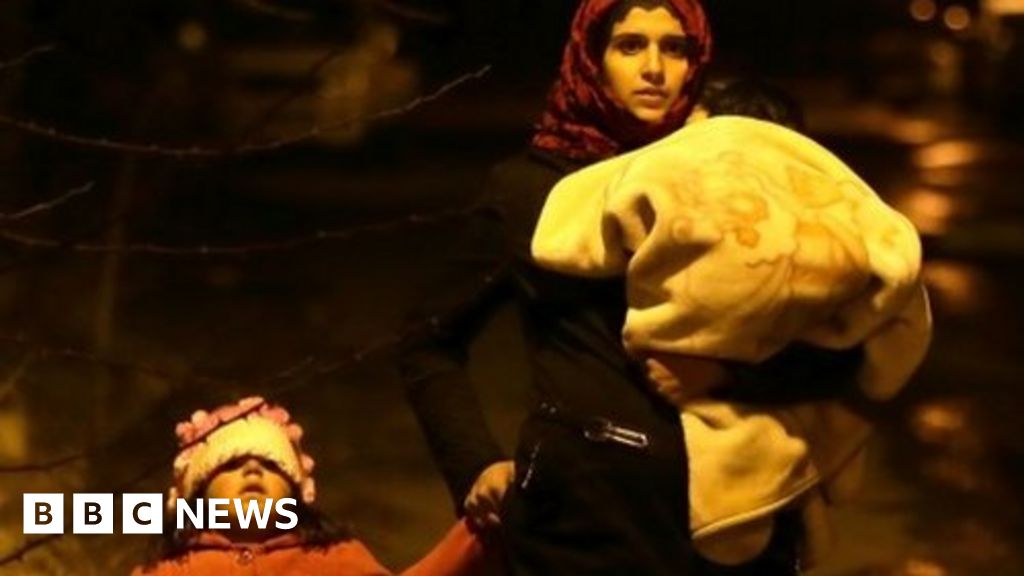 Madaya Syria: '400 residents must leave' for medical treatment - BBC News