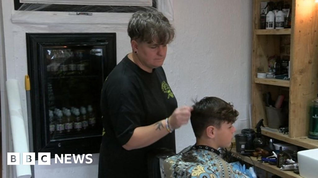 Cost of living crisis: Shoreham barber offers free haircuts - BBC News