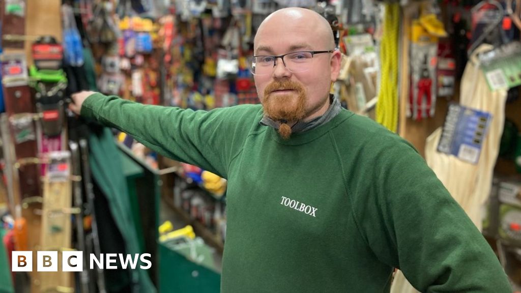 Nuneaton: Theft-hit store to keep ban on people entering shop - BBC News