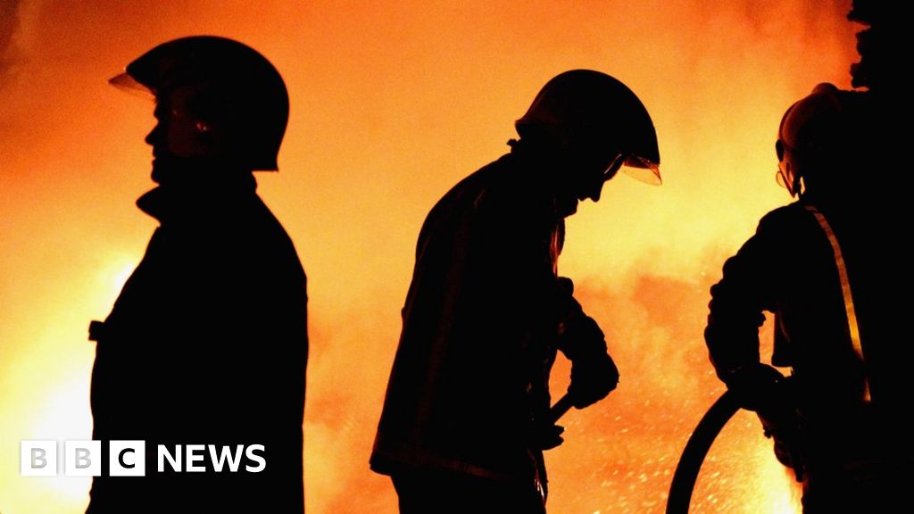 How are fires fought in high-rise blocks? - BBC News