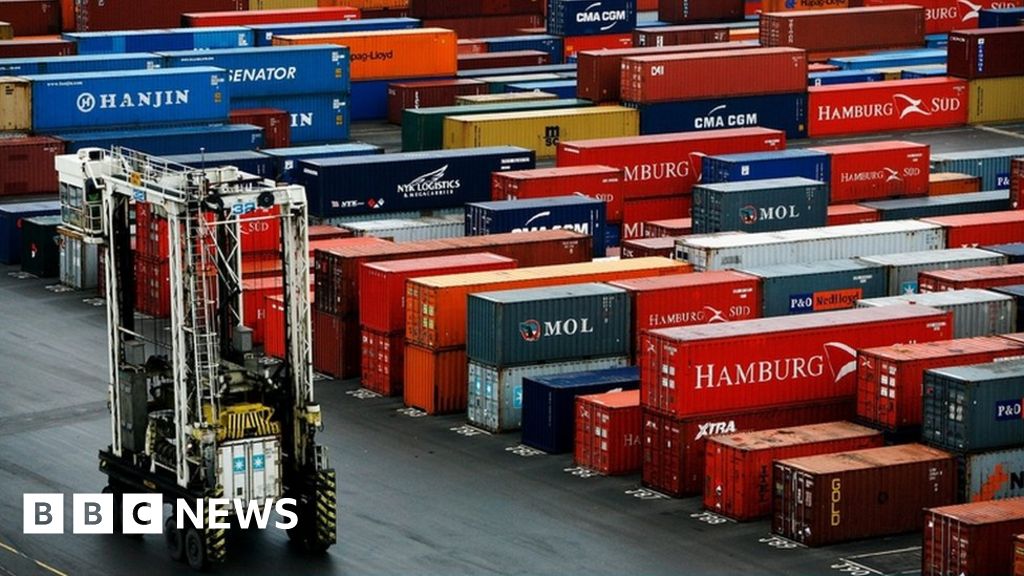New export orders 'hit by strong pound' - BBC News
