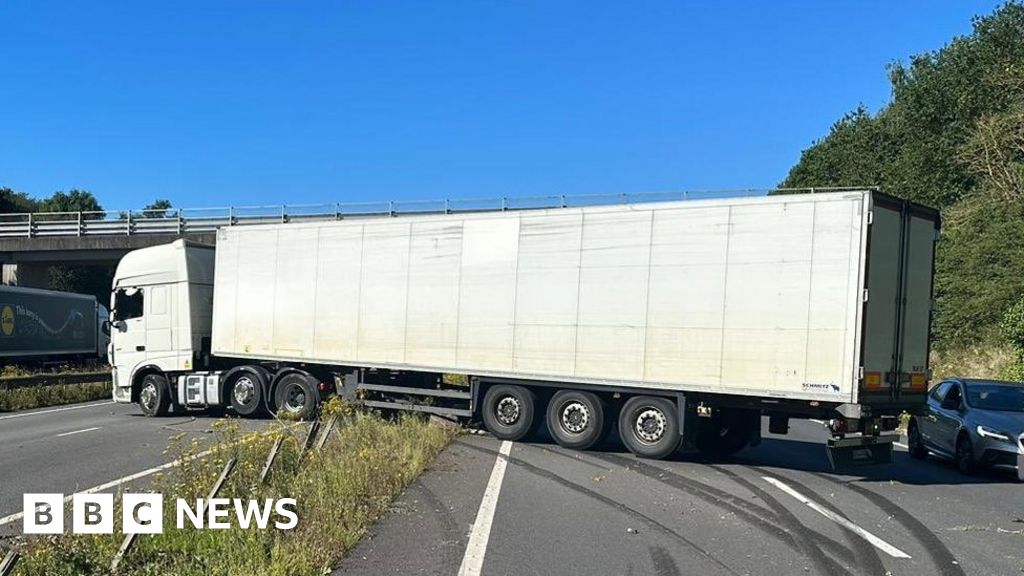 Lorry near Silverstone crashes through A43 central reservation