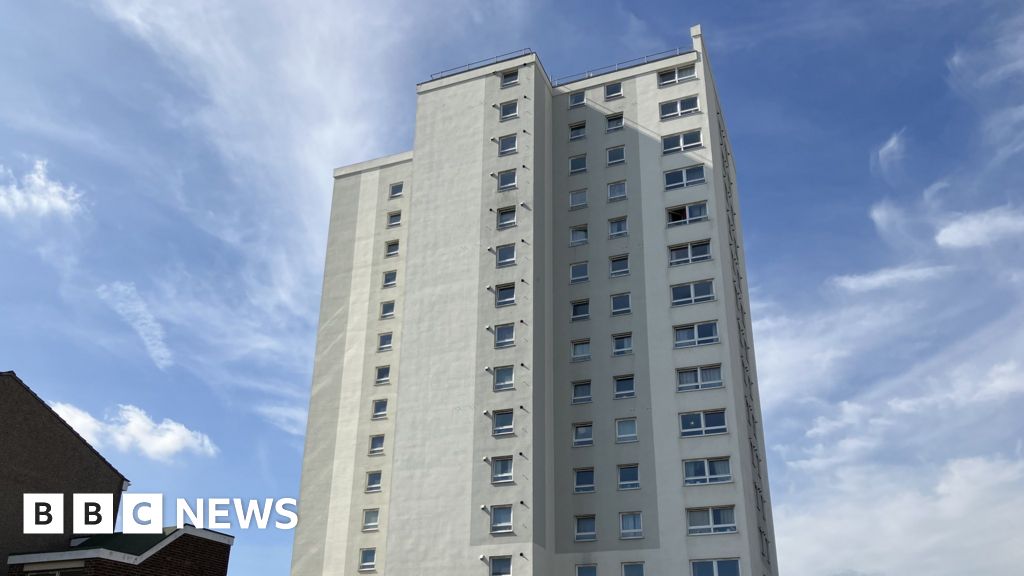 Suffolk: Lowestoft's only high-rise flats to be demolished - BBC News
