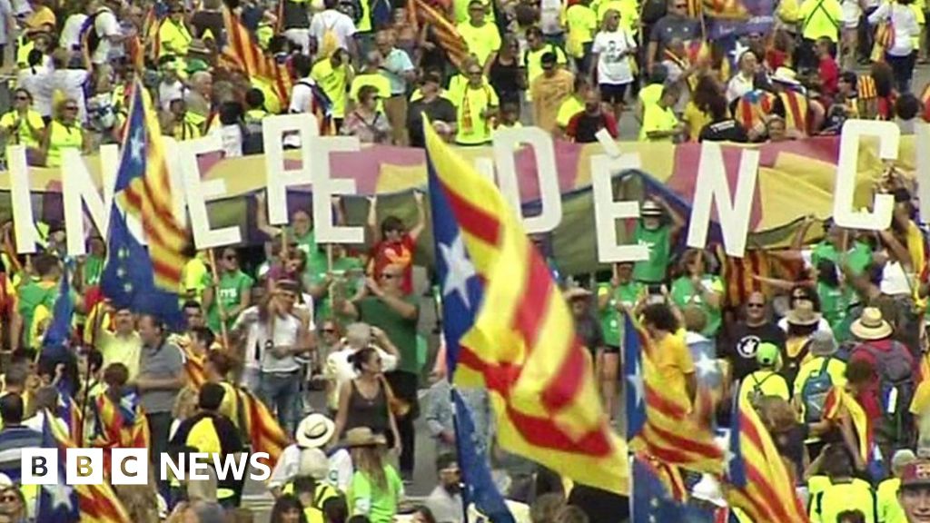 Catalan independence rally in Barcelona - BBC News