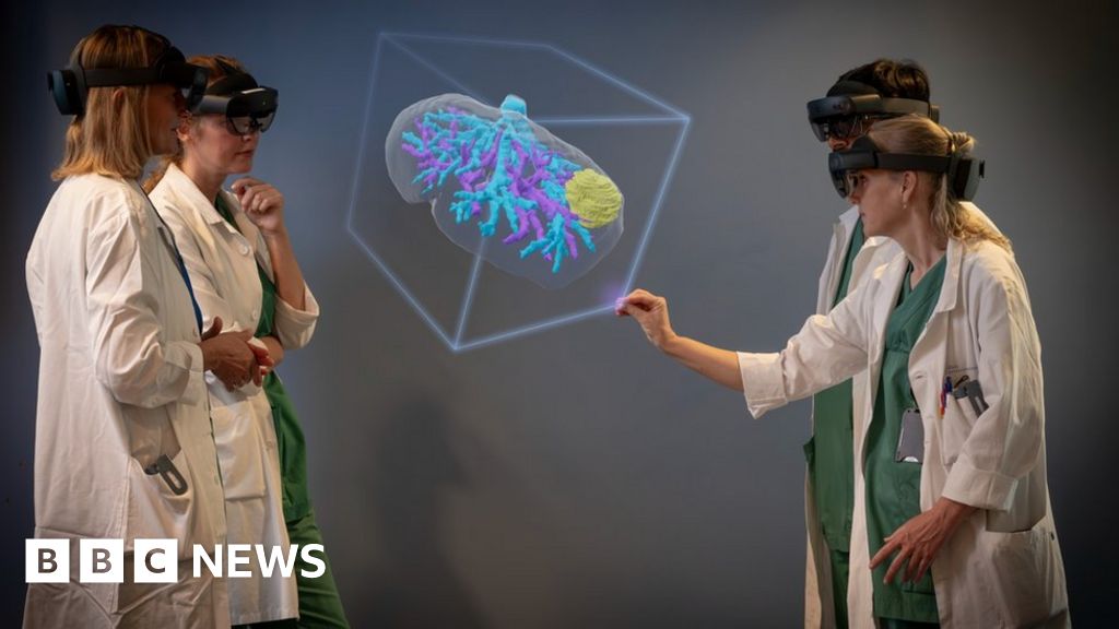 Leeds doctors using 3D organ holograms to help surgery - BBC News
