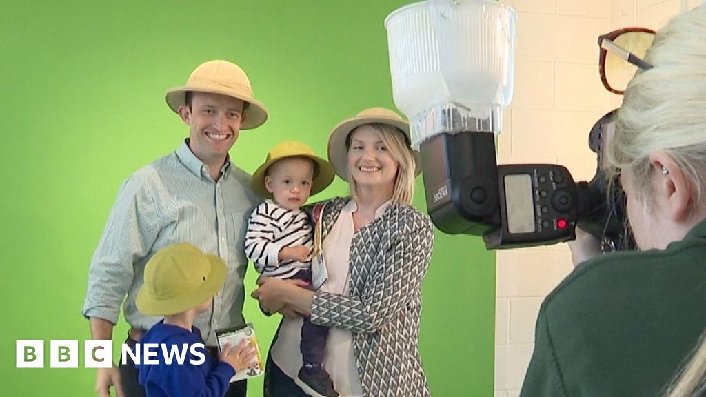 Sign language: Instant access to interpreter piloted in Belfast - BBC News