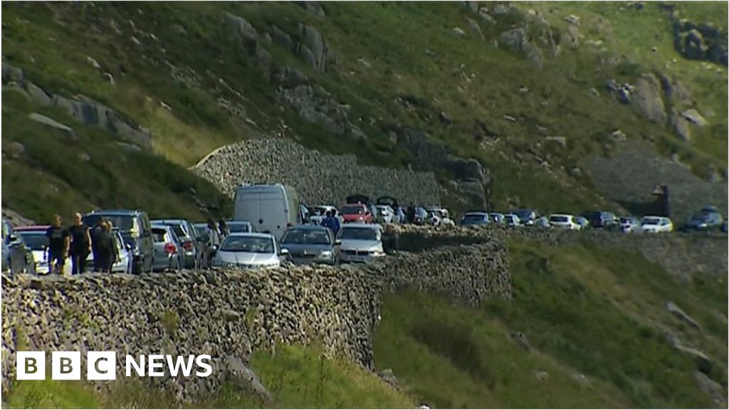 Covid: Pre-booked parking only introduced for Snowdon - BBC News