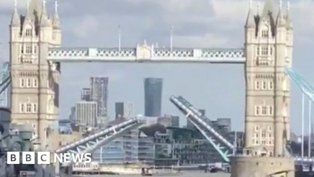 Tower Bridge stuck open, causing traffic chaos - BBC News
