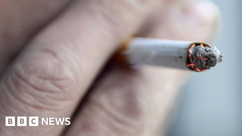 Smoking quit targets 'should be legally-binding' - BBC News
