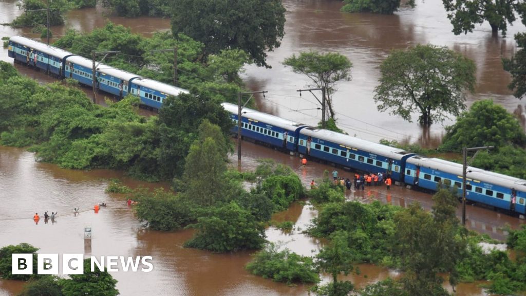 India floods: Over 1,000 train passengers rescued near Mumbai - BBC News