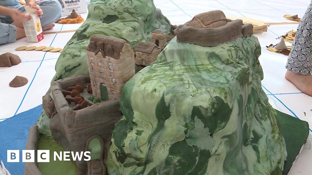 Scotland's iconic buildings recreated in cake - BBC News