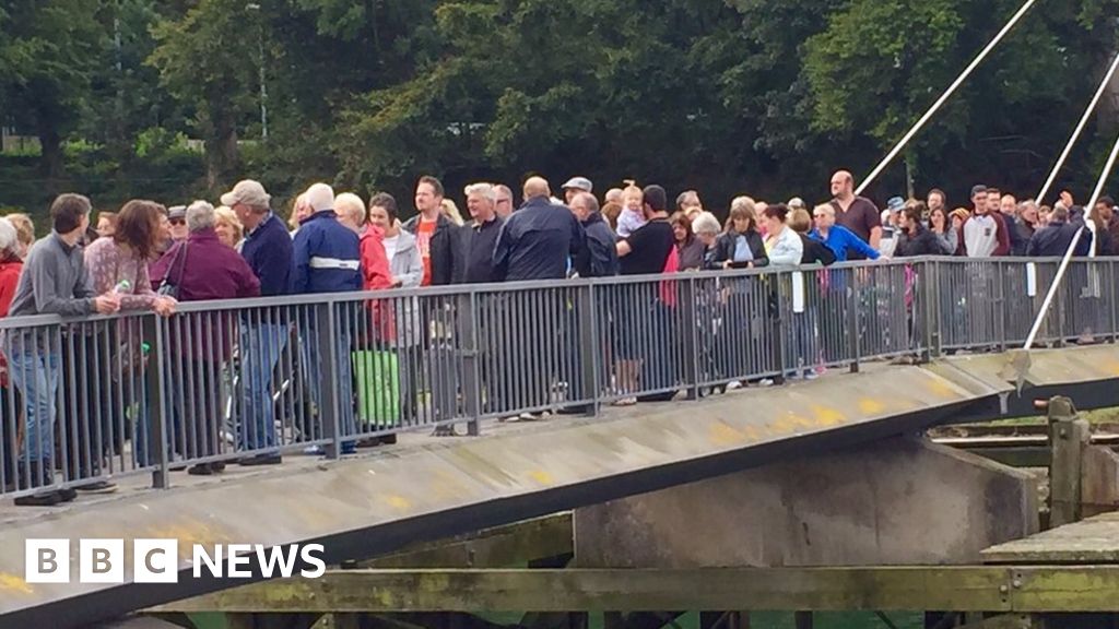 Hundreds protest over Caernarfon bridge closure threat - BBC News
