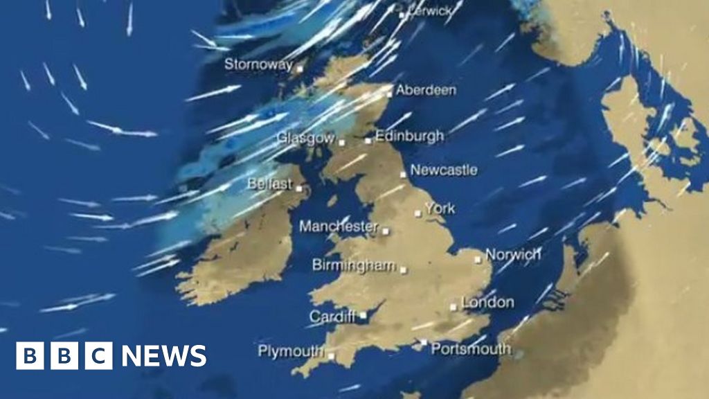 Disruption as summer winds batter Scotland - BBC News