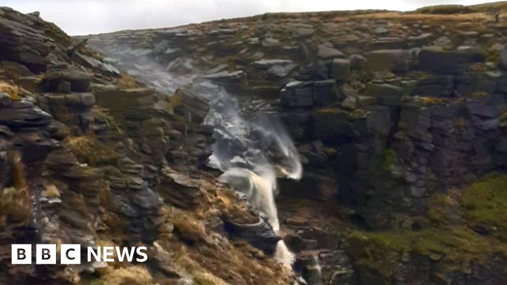 Peak District reverse waterfall filmed during high winds - BBC News