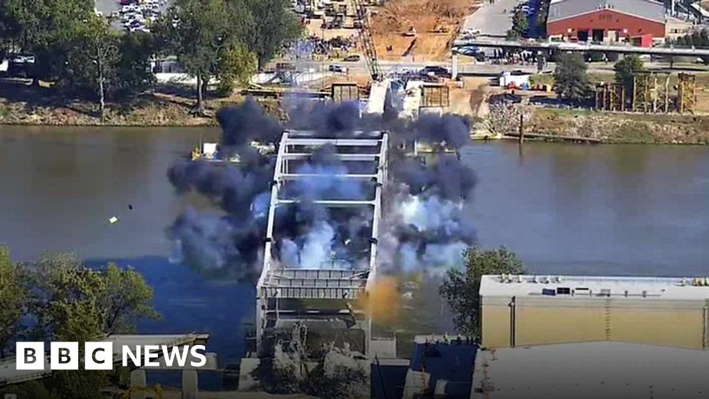 Arkansas bridge refuses to budge - BBC News